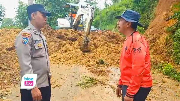 Longsor Lumpuhkan Jalur Antar Kecamatan Pule-Panggul Trenggalek, Evakuasi Andalkan Alat Berat ...