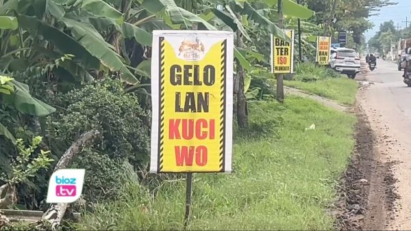 Kreatif, Protes Jalan Langganan Banjir, Warga Wonocoyo Pasang Banner ...