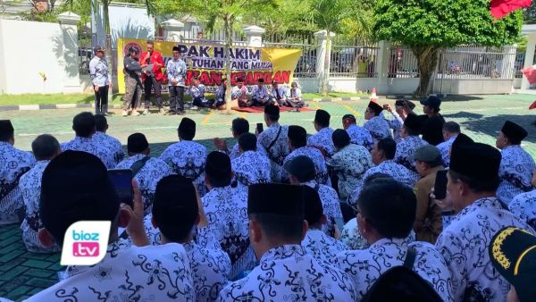 Kecewa Tuntutan Ringan, 700 Guru dari Berbagai Kota Kepung Pledoi Awang ...