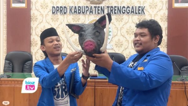 Bawa Replika Kepala Babi ke DPRD Trenggalek: PMII Sebut Simbol ...