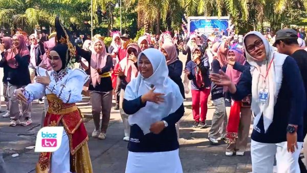 Joget Kicau Mania & Tarian 1.060 Guru TK di Alun Alun Trenggalek Warnai ...